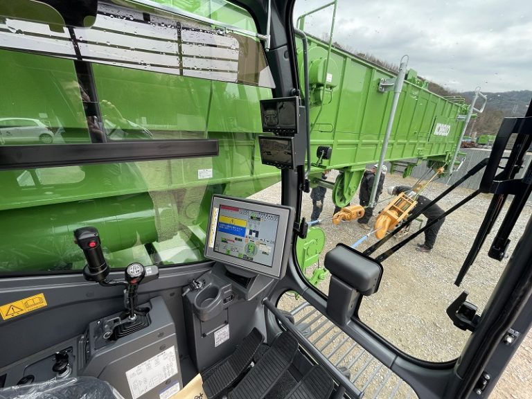 株式会社東洋工務店｜ 新規機材導入 55tクローラクレーン「TK550G」